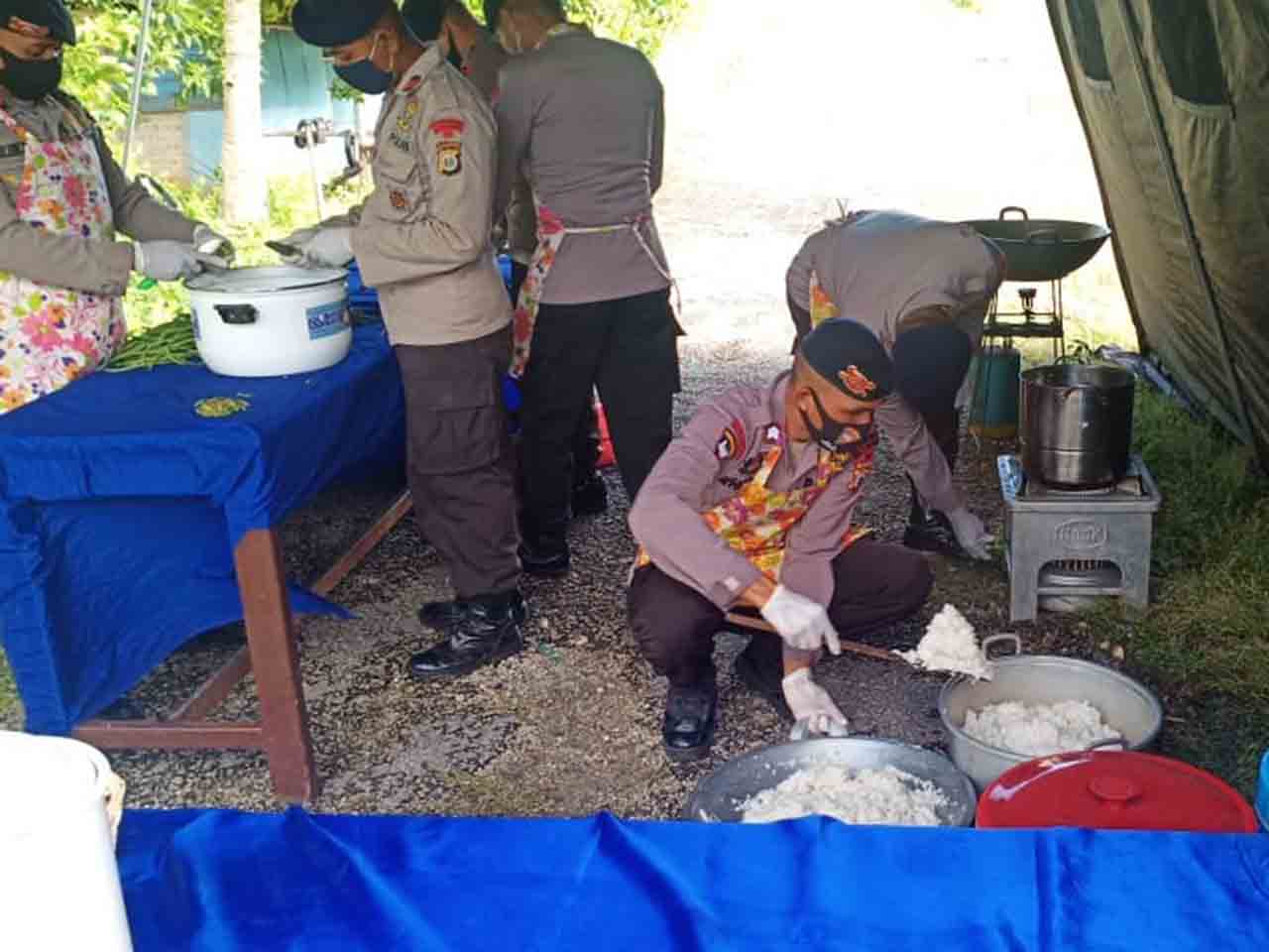 Buka Dapur Lapangan Di Tual, Brimob Bagi 250 Paket Makanan ... Buka Dapur Lapangan Di Tual, Brimob Bagi 250 Paket Makanan ...