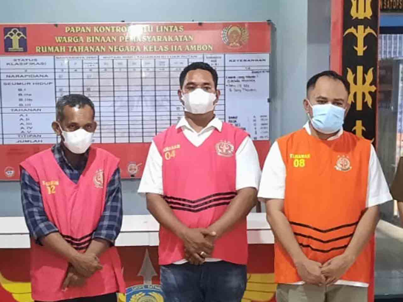 Inilah Tiga Tersangka Korupsi KPU SBB yang Ditahan Jaksa ... Inilah Tiga Tersangka Korupsi KPU SBB yang Ditahan Jaksa ...