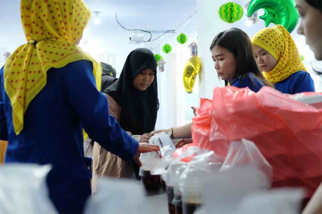 YBM & PIKK PLN UIP MPA Salurkan Bingkisan Ramadan | MalukuTerkini.com YBM & PIKK PLN UIP MPA Salurkan Bingkisan Ramadan | MalukuTerkini.com